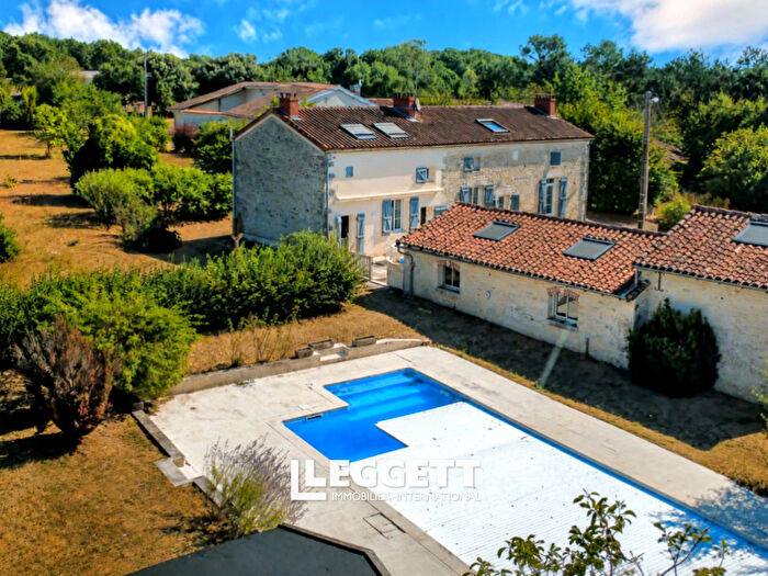 Cellefrouin : Maison 6 pièces à vendre