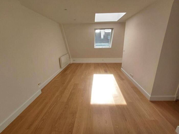 Appartement à louer - Chaillot, Paris ème arrondissement - 2 pièces - 1 chambre