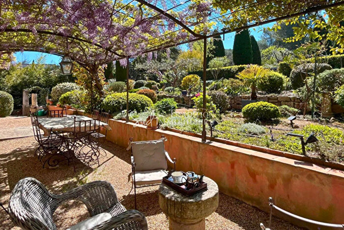Saint-Étienne-du-Grès : Maison 8 pièces à vendre