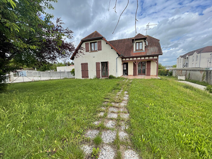 Saint-Julien-les-Villas : Maison 5 pièces à vendre