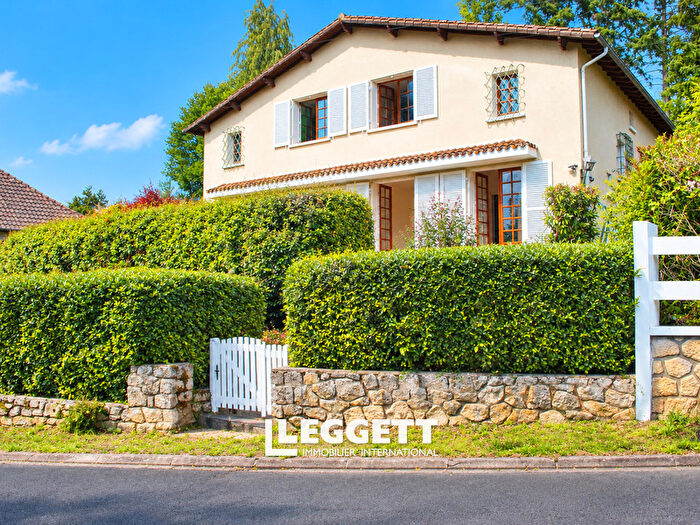 Maison 11 pièces à Montmorillon, à vendre
