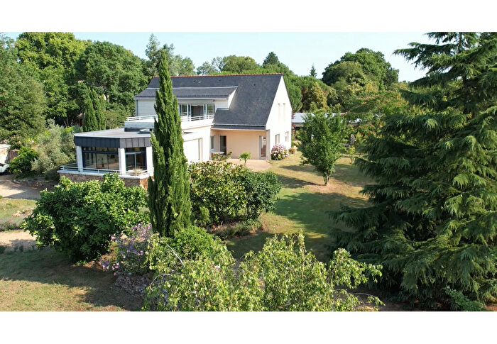La Chapelle-Saint-Laud - Maison 8 pièces à vendre