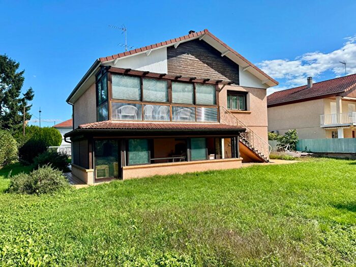 Maison à vendre - Chassieu - 6 pièces - 3 chambres