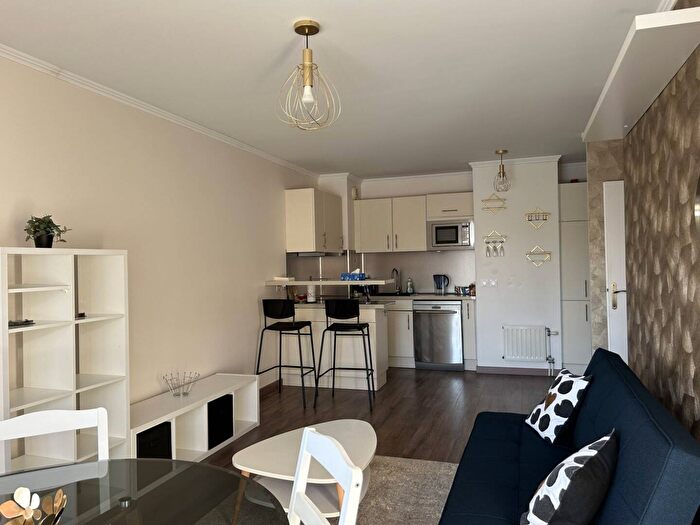 Appartement à louer - Sud-Bords de Marne-Gambetta-Aulnoy, Chelles - 3 pièces - 2 chambres