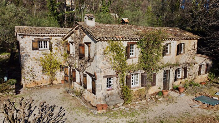 Maison à vendre - Tourrettes-sur-Loup - 6 pièces - 5 chambres