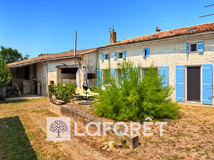 Maison 5 pièces à Saint-Dizant-du-Gua, à vendre