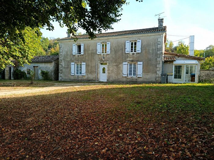 Maison 9 pièces à Nanteuil, à vendre