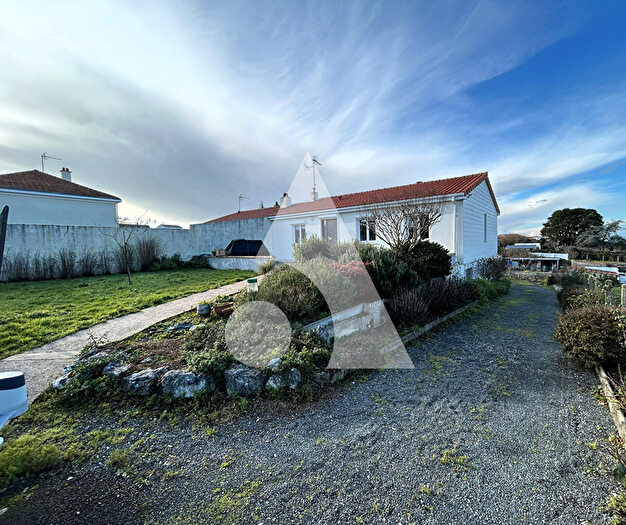 Maison à vendre - Le Mesnil-en-Vallée - 5 pièces - 3 chambres