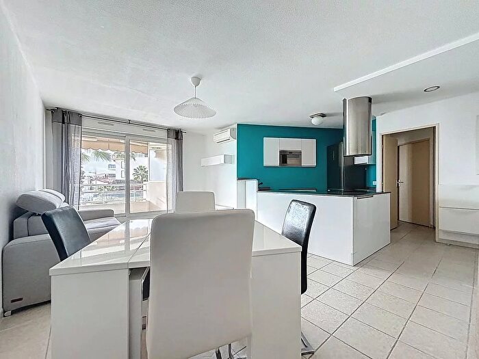 Appartement à louer - Saint-Laurent-du-Var, Jacquons, Plateaux Fleuris - 2 pièces - 1 chambre