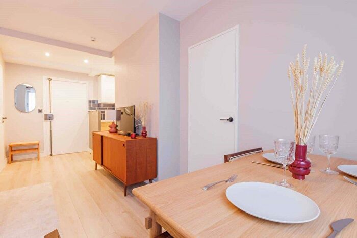 Appartement à louer - Auteuil Nord, Paris ème arrondissement - 3 pièces - 2 chambres