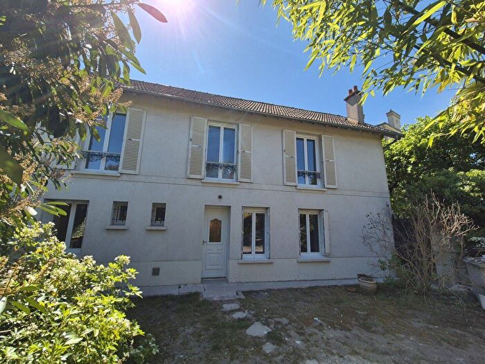 Centre Ville, Croissy-sur-Seine : Maison 3 pièces à louer