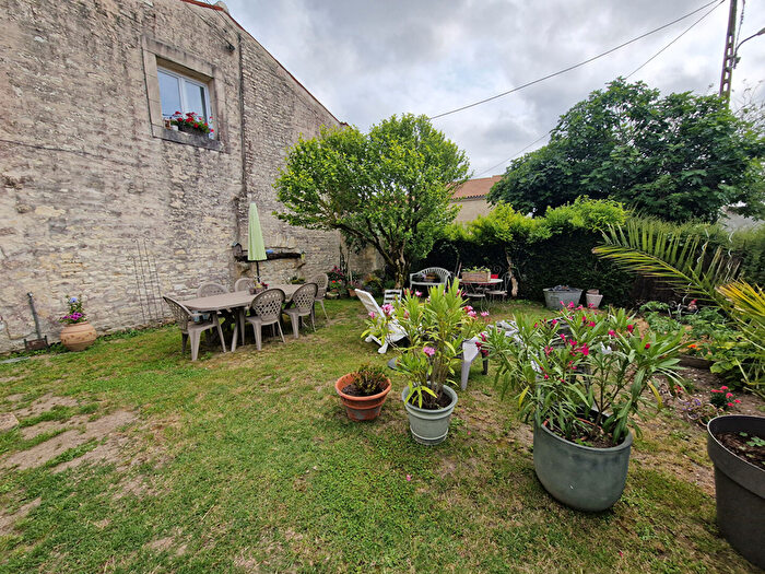 Maison à vendre - Surgères - 12 pièces - 3 chambres