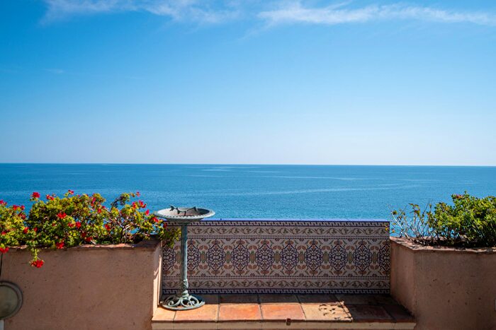 Maison à vendre - Cavalaire-sur-Mer, Centre-ville - 6 pièces - 3 chambres