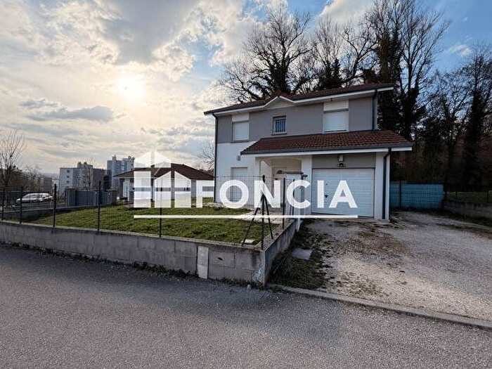 Maison à louer - La Chapelle-de-la-Tour - 5 pièces - 4 chambres