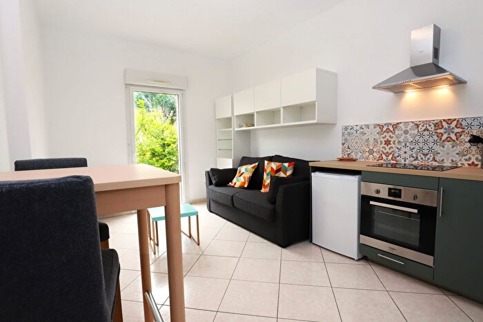 Nantes, Saint-Clément, Jardin des plantes, Caserne Lamoricière : Appartement 1 pièce à louer