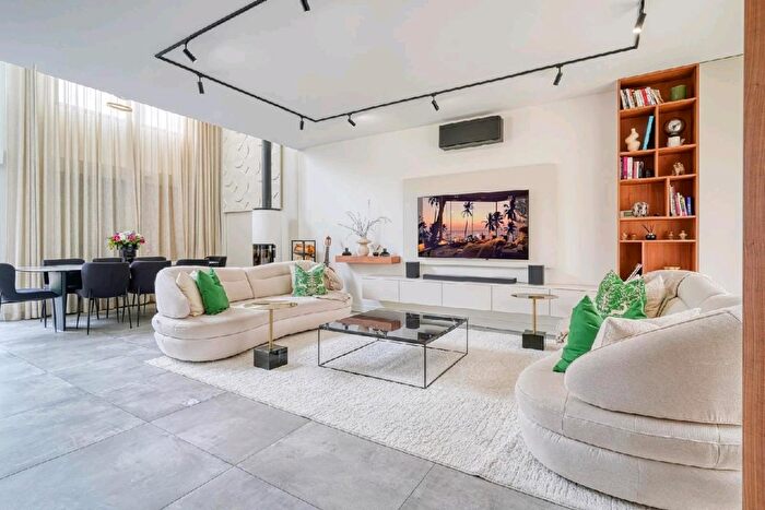 Maison à louer - Villiers-sur-Marne - 5 pièces - 3 chambres