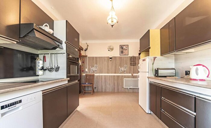 Maison à vendre - Arles, Trébon - 5 pièces - 4 chambres