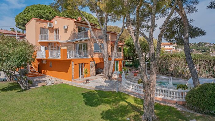 Maison à vendre - Roquebrune-sur-Argens, Les Terrasses - 8 pièces - 5 chambres