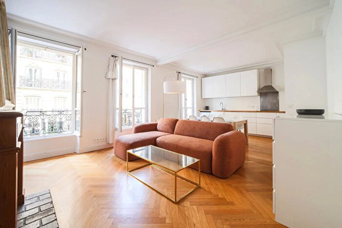 Paris 8ème, Mairie : Appartement 4 pièces à louer
