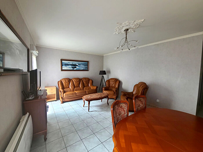 Maisons à vendre et appartements à louer - 1