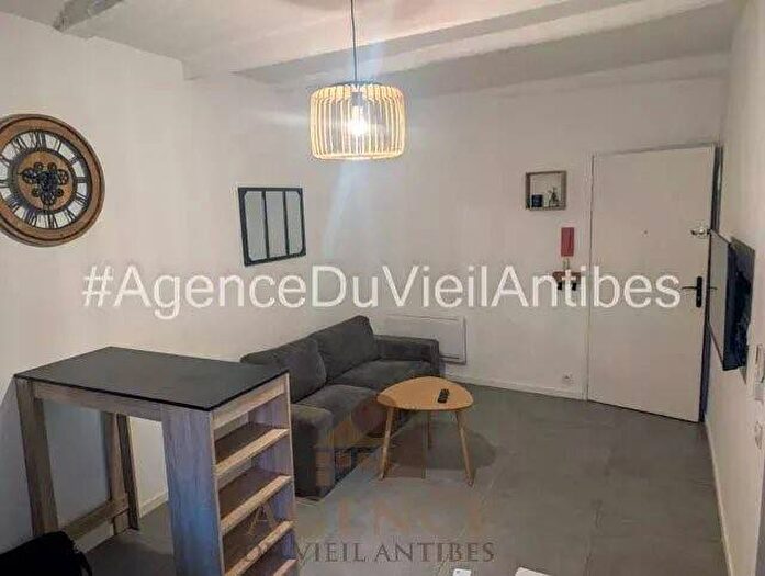 Appartement à louer - Vieille Ville, Antibes - 2 pièces - 1 chambre