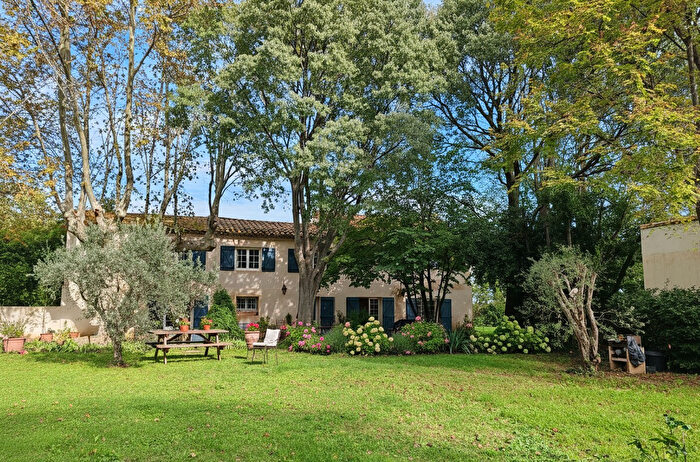 Arles, Griffeuille : Maison 8 pièces à vendre