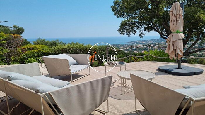 Maison à vendre - Roquebrune-sur-Argens - 7 pièces - 5 chambres