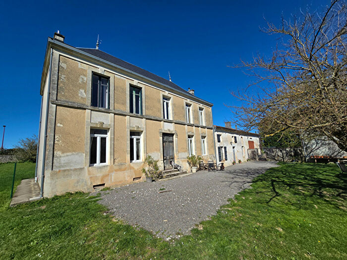 Saint-Pierre-de-Juillers : Maison 9 pièces à vendre