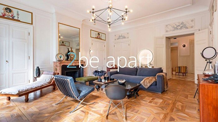 Appartement à louer - Ainay, Lyon ème arrondissement - 6 pièces - 3 chambres