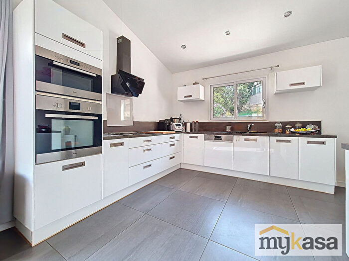 Maison à vendre - Saint-Mitre-les-Remparts - 4 pièces - 3 chambres