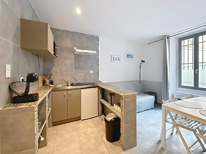 Appartement à louer - Avignon, Palais des Papes, Zone Piétonne - 2 pièces - 1 chambre