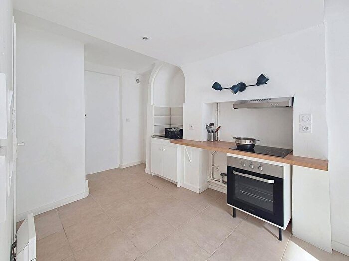 Appartement à louer - Arènes, Nîmes - 1 pièce