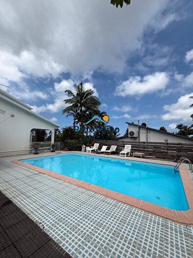 Maison à louer - Saint-Pierre - 8 pièces - 7 chambres