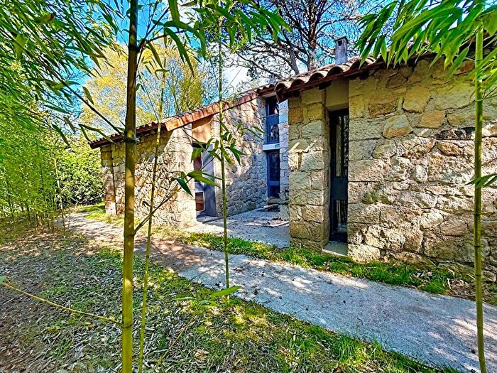 Les Vans : Maison 3 pièces à vendre