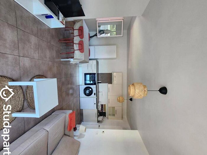 Appartement à louer - La Constance-Le Puy, Antibes - 3 pièces - 2 chambres