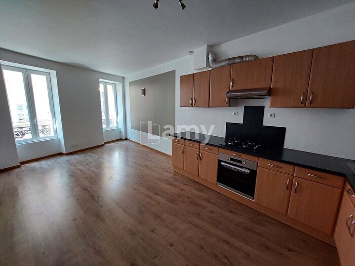 Centre, Issoire : Appartement 3 pièces à louer