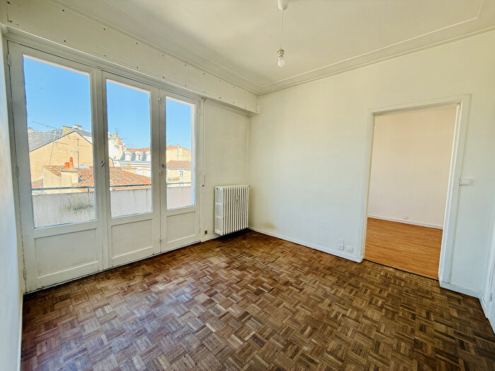 Appartement à vendre - Poitiers, Centre-ville - 2 pièces - 1 chambre