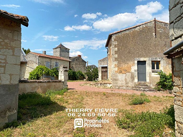 Maison 10 pièces à Curçay-sur-Dive, à vendre