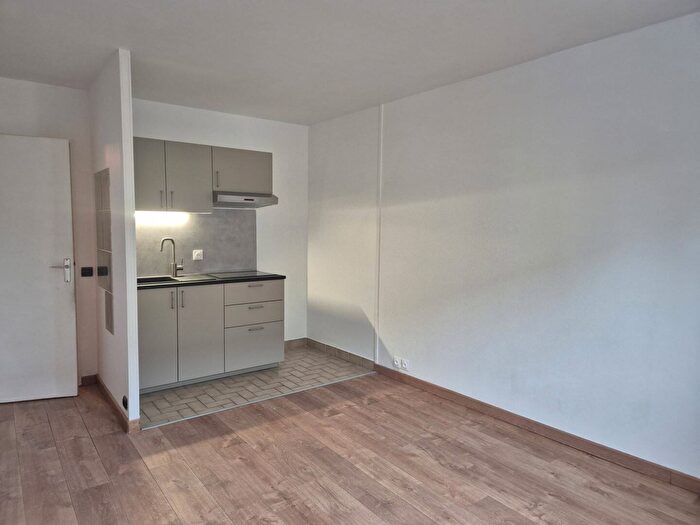 Appartement à louer - Rive de Seine Sud Est, Melun - 1 pièce