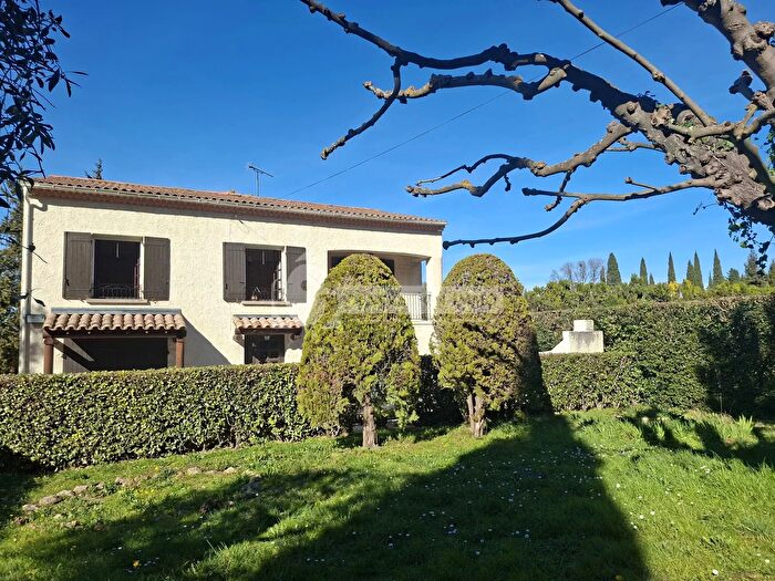 Maison à vendre - Saint-Étienne-du-Grès - 8 pièces - 5 chambres