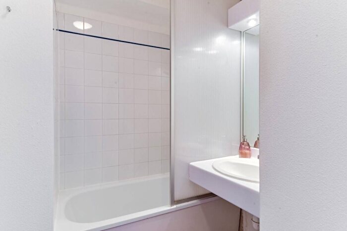 Appartement à louer - Centre Ville, Aix-en-Provence - 1 pièce