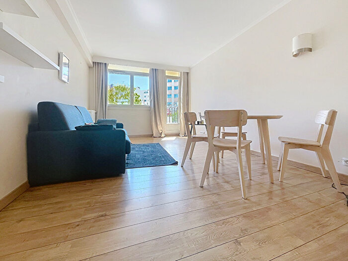Appartement 3 pièces à vendre à Issy-les-Moulineaux, Les Iles, La Ferme