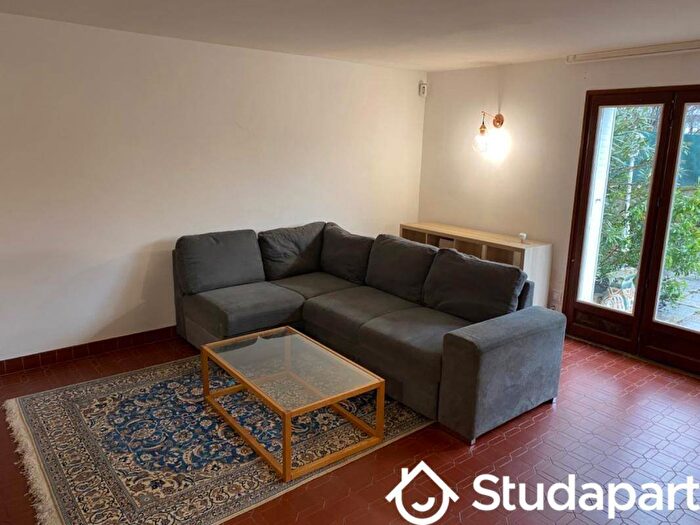 Appartement à louer - Les Genêts-Le Vinatier-Le Lessivas, Bron - 1 pièce - 4 chambres