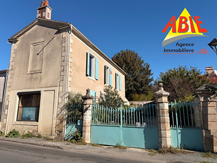 Mouzeuil-Saint-Martin : Maison 5 pièces à vendre