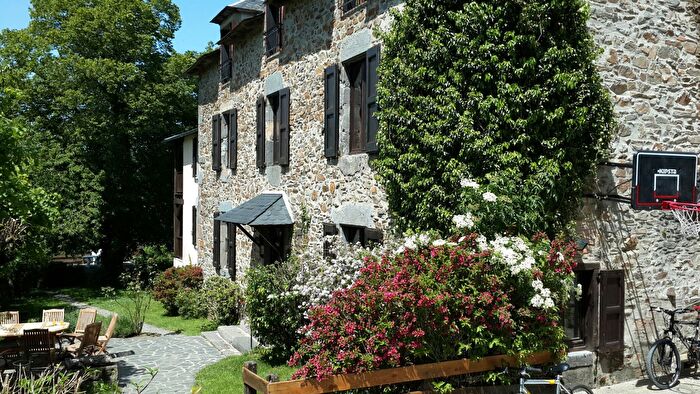 Maison à vendre - Naucelles - 12 pièces - 8 chambres