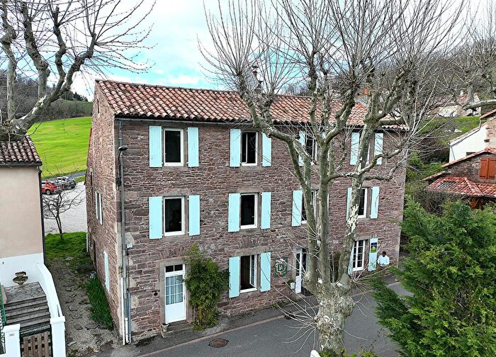 Saint-Victor-et-Melvieu : Maison 8 pièces à vendre