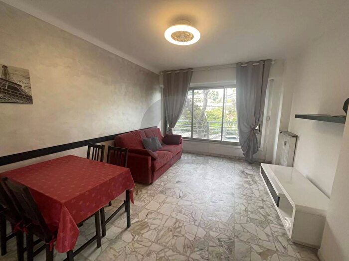 Appartement à louer - Bioves-Casino, Menton - 2 pièces - 1 chambre