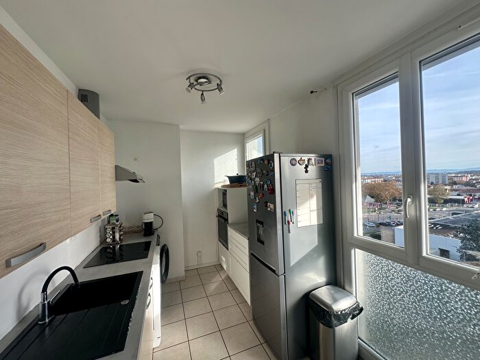 Appartement 2 pièces à Bron, Bron Piscine, Le Lessivas, à louer