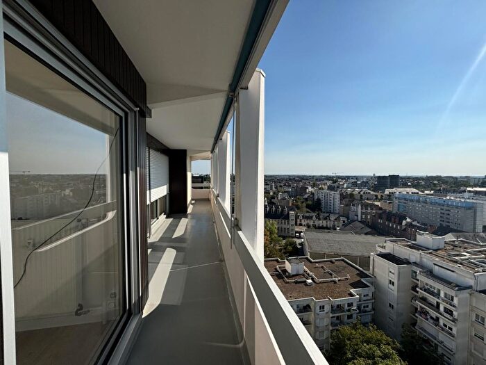 Appartement à louer - Quartiers Centre, Colombier - 5 pièces - 3 chambres