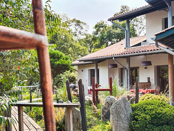 Maison à vendre - Bassussarry - 6 pièces - 4 chambres